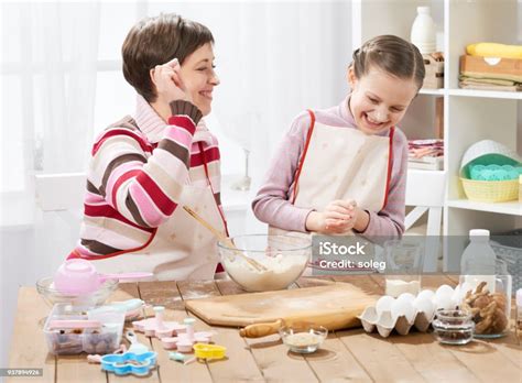 어머니와 딸 요리 하 고 데 재미 집 주방 인테리어 건강 식품의 개념 2명에 대한 스톡 사진 및 기타 이미지 2명 가정 생활 가정 주방 Istock
