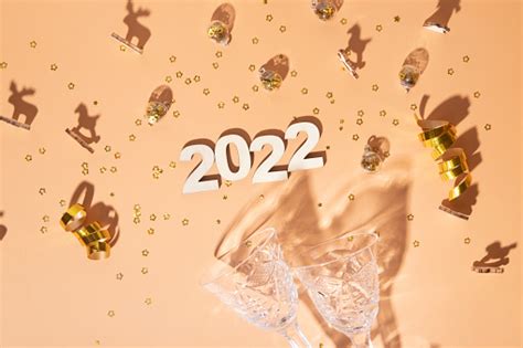 2022 년 숫자와 안경과 반짝이는 장식이있는 하드 섀도우가있는 축제 새해 플랫 레이 12월 31일에 대한 스톡 사진 및 기타 이미지 12월 31일 2022년 개념
