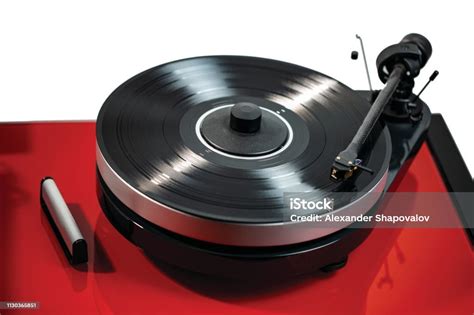 고립 된 빨간색 표면에 검은 비닐 디스크와 오디오 레코드 플레이어의 보기를 닫습니다 아름 다운 배경 0명에 대한 스톡 사진 및 기타 이미지 Istock