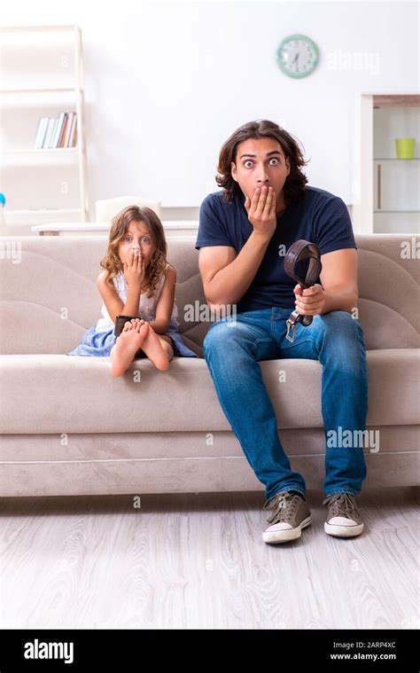 Le père de punir sa fille en colère Photo Stock Alamy