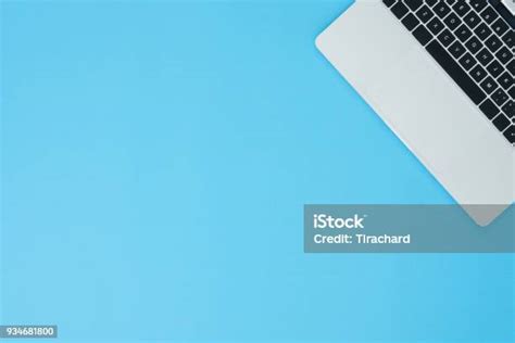사무실 책상 공간평면 작업 작업 공간의 상위 뷰 복사 공간을 노트북 블루 파스텔 배경 빈 공간에 배치 하다 파스텔 블루 컬러 복사 공간 작업 데스크 개념입니다 다중 색상에