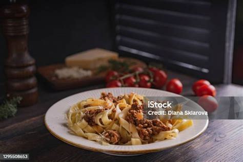 파스타 볼로네즈 파마산 치즈를 곁들인 화이트 플레이트에 토마토와 고기 다진 소스를 곁들인 파스타 전통 이탈리아 요리 건강한 식생활에 대한 스톡 사진 및 기타 이미지 Istock