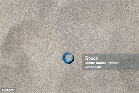 플라스틱으로 바다의 오염 바다에 던져진 플라스틱 병의 뚜껑 기포에 대한 스톡 사진 및 기타 이미지 기포 깨끗한 단일