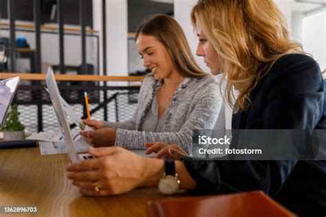 회의 중 프로젝트 리포트를 검토하는 두 명의 부지런한 사업가 여자에 대한 스톡 사진 및 기타 이미지 여자 여자만 팀워크 Istock