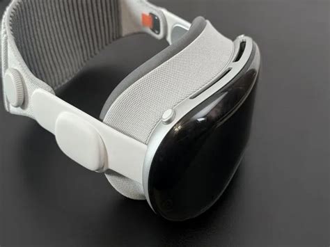 Apple Budget VR Headset Lower Resolution Weaker Panels More