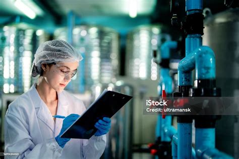 산업 공장에서 역삼투압 기계 시스템의 품질을 확인하는 과학자 여성 노동자는 휴대용 공장을 재활용하기 위해 압력을 측정하여 제어판에서 데이터를 기록합니다 Stem 주제에 대한