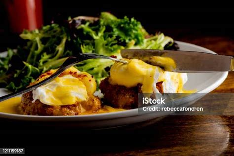 계란 베네딕트 신선한 아보카도와 토마토를 곁들인 전통적인 클래식 미국 식당 또는 프렌치 비스트로 브런치 메뉴 수제 홀란다이즈 소스를 데친 달걀 위에 얹고 아보카도를 영국식