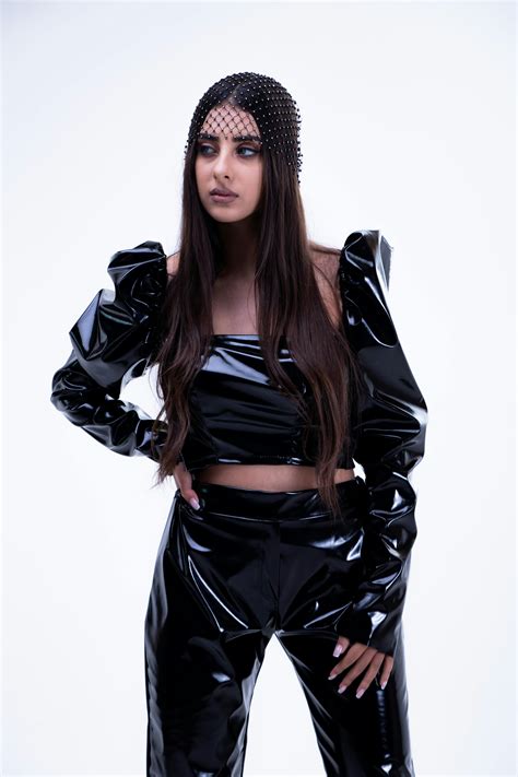 강력한 개성 검은 옷 고딕 미학 남성 모델 남성 패션 대담한 패션 도시의 라텍스 패션 럭셔리 모델링 미래적인 보그 선글라스 성명서 쇠사슬 스타일