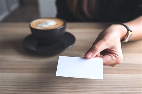 실업을 사무실에서 테이블에 커피 잔을 가진 사람에 게 빈 비즈니스 카드 개념에 대한 스톡 사진 및 기타 이미지 개념 공란