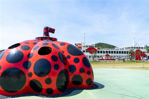 나오시마의 빨간 호박 노란 호박