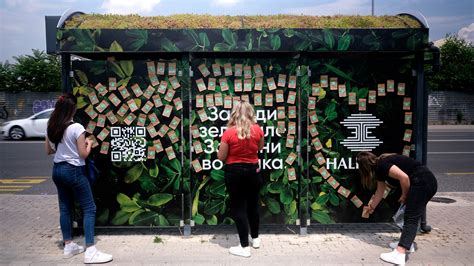 Екоавтобуска постојка од која се земаат пакетчиња со семиња нова инсталација од Халкбанк