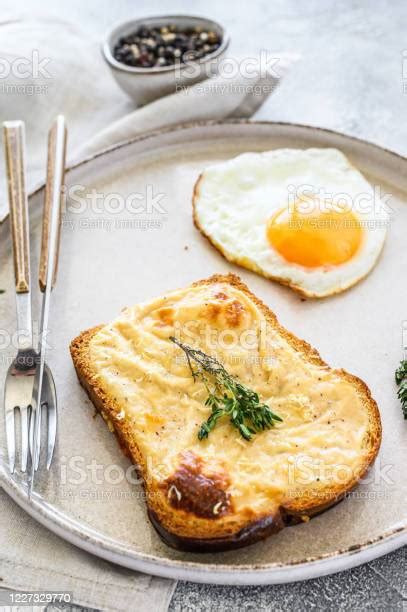 크로크 무슈는 베샤멜 소스를 곁들인 전통적인 프렌치 토스트 치즈와 햄 샌드위치입니다 흰색 배경입니다 맨 위 보기 건강한 식생활에 대한 스톡 사진 및 기타 이미지 Istock