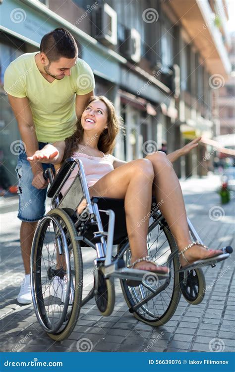 Meisje In Rolstoel Met Vriend Openlucht Stock Foto Image Of Persoon Stad 56639076