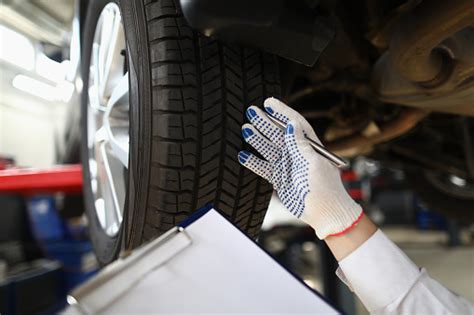 전문 기술자 정비사가 실내 자동차 수리점에서 일하는 타이어 휠을 교체합니다 수리에 대한 스톡 사진 및 기타 이미지 수리 차 30 34세 Istock