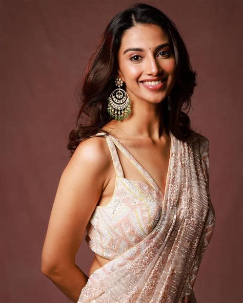 Meenakshi Chaudhary ఒంపుసొంపులు ఒలకబోస్తున్న మీనాక్షి చౌదరి