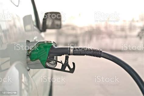 주유소에서 연료로 자동차를 충전 복사 공간이 있는 수평 이미지입니다 급유에 대한 스톡 사진 및 기타 이미지 급유 에탄올 연료 펌프 Istock