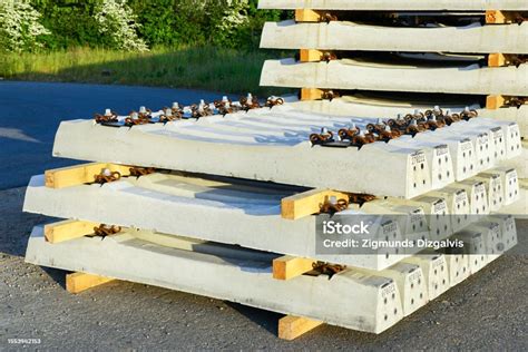 선로 수리 전에 레일 마운트가 있는 새로운 흰색 철근 콘크리트 철도 선로 침목을 쌓았습니다 기차에 대한 스톡 사진 및 기타 이미지 기차 더미 덴마크 Istock