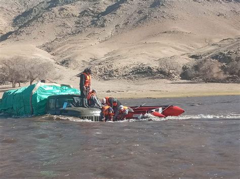 СЭРЭМЖЛҮҮЛЭГ Идэрийн голын усанд суусан ачааны автомашиныг татан гаргажээ Isee Mn