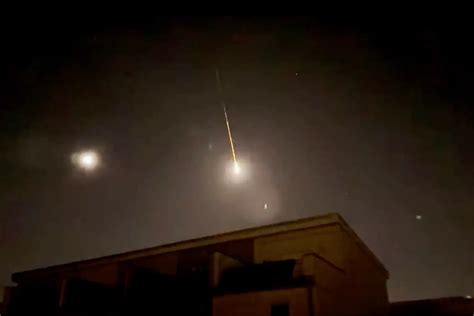 ‘bebola Api Terangi Langit Sebelum Terhempas Kosmo Digital