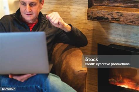 성숙한 성인 남성 사용 하 고 홈 이미지 시리즈에서 작동 하는 노트북 기술을 경험 50 59세에 대한 스톡 사진 및 기타 이미지 50 59세 결심 그랜드 합류지