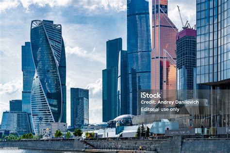 화창한 봄날에 모스크바 시티 마천루 모스바 강에서 바라보는 경치 0명에 대한 스톡 사진 및 기타 이미지 0명 Moscow International Business