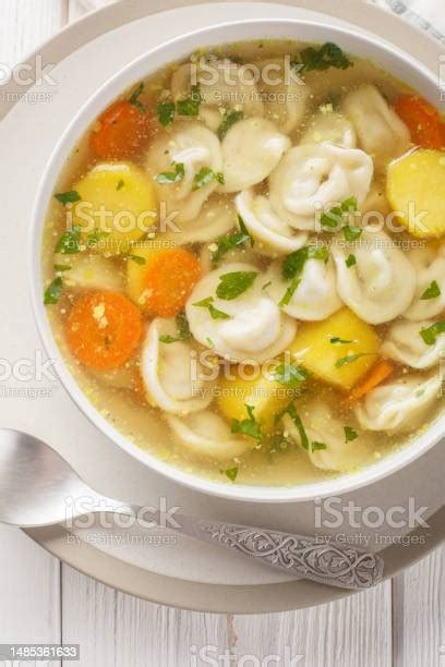 펠메니 러시아 고기 만두 감자 및 기타 야채가 있는 수프가 나무 테이블 위의 그릇에 가까이 다가갑니다 수직 평면도 펠메니에 대한 스톡 사진 및 기타 이미지 Istock