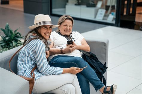 어머니와 딸 매력적인 활동적인 시니어 여성이 어린 딸과 함께 쇼핑을 합니다 스톡 사진 성년 여자에 대한 스톡 사진 및 기타