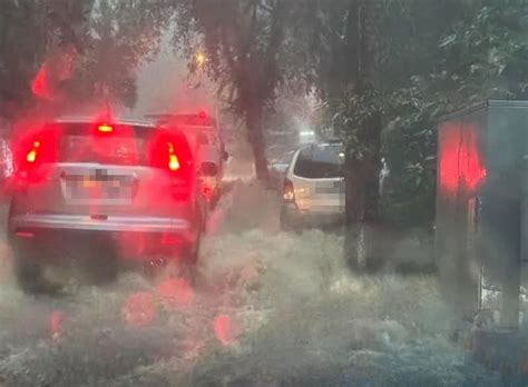 快訊雨彈狂炸新店！市區道路秒變「滑水道秀」 機車遭沖刷倒地