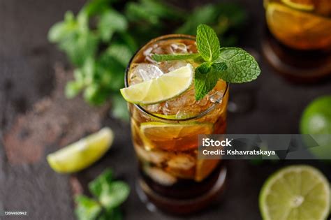 갈색 럼 콜라 민트 라임쿠바 리브레 쿠바 리브레 또는 롱 아일랜드 아이스 티 칵테일과 강한 음료 쿠바 리브레에 대한 스톡 사진