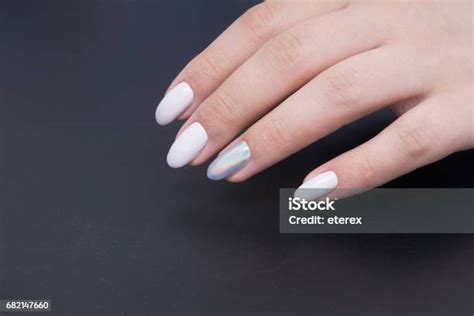 손과 자연 손톱 이상적인 깨끗 한 매니큐어입니다 세련 된 요소와 장식 네일아트에 대한 스톡 사진 및 기타 이미지 네일아트 매니큐어 미용술 매니큐어 화장품 Istock