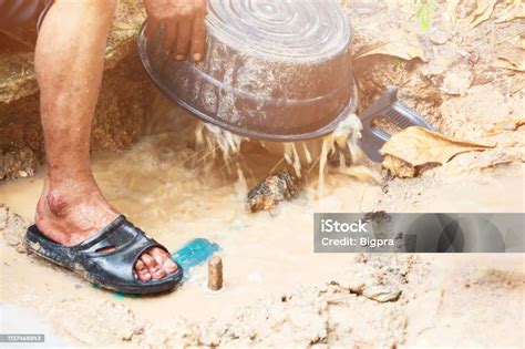 길가 배관공 작업 수리에서 구멍과 물 운동에 깨진 파이프 절단 톱과 바닥 토양에 보았다 개선에 대한 스톡 사진 및 기타 이미지 개선 거리 건설 산업 Istock