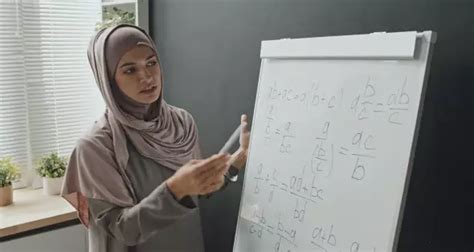 فوتیج معلم زن مسلمان در حال تدریس ریاضی 8312 Muslim Woman In Hijab