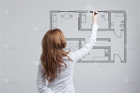 女建筑师与一个虚拟的公寓计划