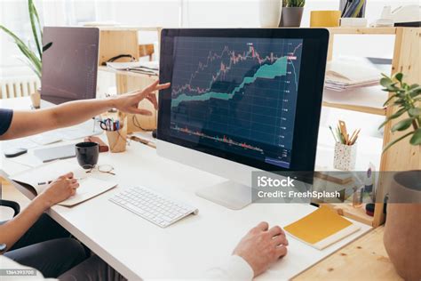 일부 통계가 컴퓨터 화면에 표시되는 것에 대해 이야기하는 인식할 수 없는 사람들 증권 시장과 거래소에 대한 스톡 사진 및 기타