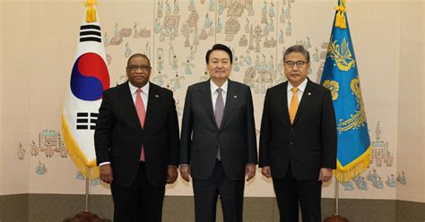 윤석열 대통령 주한 나미비아 대사와 기념촬영