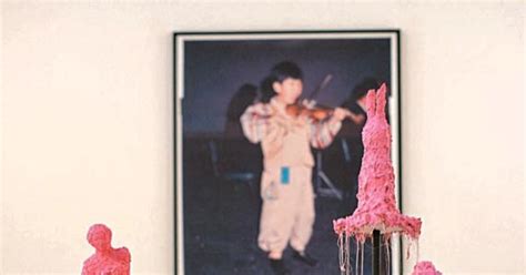 미국 소화제 뒤집어 쓴 동양남자의 성난 얼굴두 문화에 낀 자화상인가