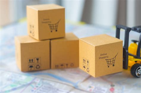 미니 포크 리프트 트럭 로드 골 판지 상자 텍스트 온라인 쇼핑 및 거리 지도에 기호 물류와 운송 관리 아이디어 산업 비즈니스 상업 개념 경제에 대한 스톡 사진 및 기타