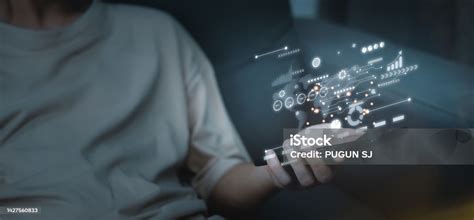 Ai 개념 사업가 핸드 터치 홀로그램 기술 태블릿 비즈니스에서 컴퓨터 빅 데이터 및 정보 3차원 형태에 대한 스톡 사진 및 기타 이미지 Istock