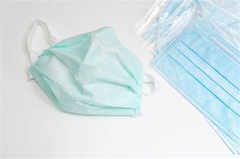 고무 귀 끈이있는 수술 용 마스크 입과 코를 덮는 전형적인 3ply 수술 마스크 박테리아에서 절차 마스크 보호 개념입니다 간호사에 대한 스톡 사진 및 기타 이미지 Istock