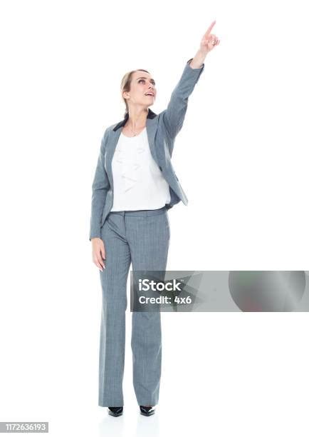 전면보기전체 길이 2029 세 성인 아름 다운 백인 젊은 여성여성 발표자사업가비즈니스 맨 앞에 서 있는 사람 입고 웃고행복쾌활 하 고 감동발표 20 29세에 대한 스톡 사진