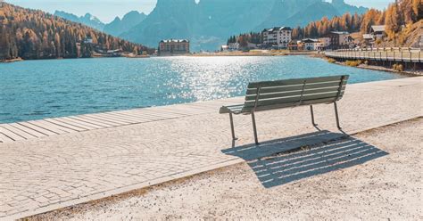 산 호수 해안의 빈 벤치 휴식을 취할 수있는 평화로운 장소 사진 Unsplash의 공원 벤치 이미지