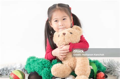 흰색 바탕에 빨간색과 초록색 컬러에 귀여운 아시아 여자 귀여운에 대한 스톡 사진 및 기타 이미지 귀여운 놀이 드레스 Istock