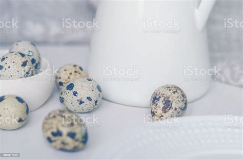 빈 흰색 접시 및 주전자 녹색 나뭇가지 리넨 냅킨과 메 추 라 기 계란 테이블 설정입니다 부활절을 준비 합니다 차가운 규모에서 조율 0명에 대한 스톡 사진 및 기타 이미지