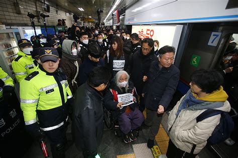 혜화역 장애인 이동권 보장 촉구하는 박경석 대표 민중의소리
