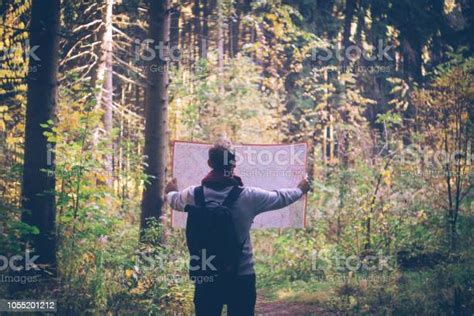 젊은 여행자 남자 지도 화창한 날에가 녹색 숲에서 배낭 야외 하이킹 라이프 스타일을 편안 하 게 지도에 대한 스톡 사진 및 기타 이미지 Istock