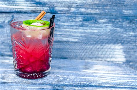 레드 칵테일 얼음 라임 블루 데님 바탕에 빨 대와 유리 측면 보기 0명에 대한 스톡 사진 및 기타 이미지 0명 가득 찬 과일 Istock