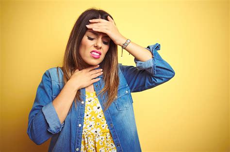 노란색 고립 된 배경 위에 서있는 젊은 아름다운 여성은 질병과 발열 독감과 감기 바이러스 아픈 이마를 만지고 갈색 머리에 대한 스톡 사진 및 기타 이미지 Istock
