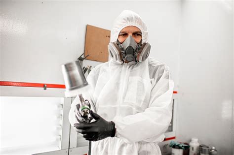 페인팅 부스에서 페인트 스프레이 건을 들고 있는 풀 화이트 작업복과 호흡 마스크의 자동차 컬러 리스트 커버올에 대한 스톡 사진 및 기타 이미지 Istock