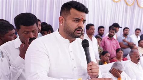 ଅଶ୍ଳୀଳ ଭିଡିଓ ମାମଲା ପ୍ରଜ୍ଜ୍ୱଳ ରେଭାନ୍ନାଙ୍କୁ ବହିଷ୍କାର କରିବ ଜେଡିଏସ୍‌ ଷଡ଼ଯନ୍ତ୍ର କହିଲେ ବାପା Odisha