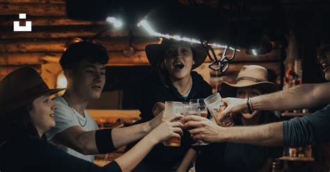 검은 긴 소매 셔츠를 입고 명확한 마시는 유리를 들고 있는 남자 사진 Unsplash의 무료 사람의 이미지